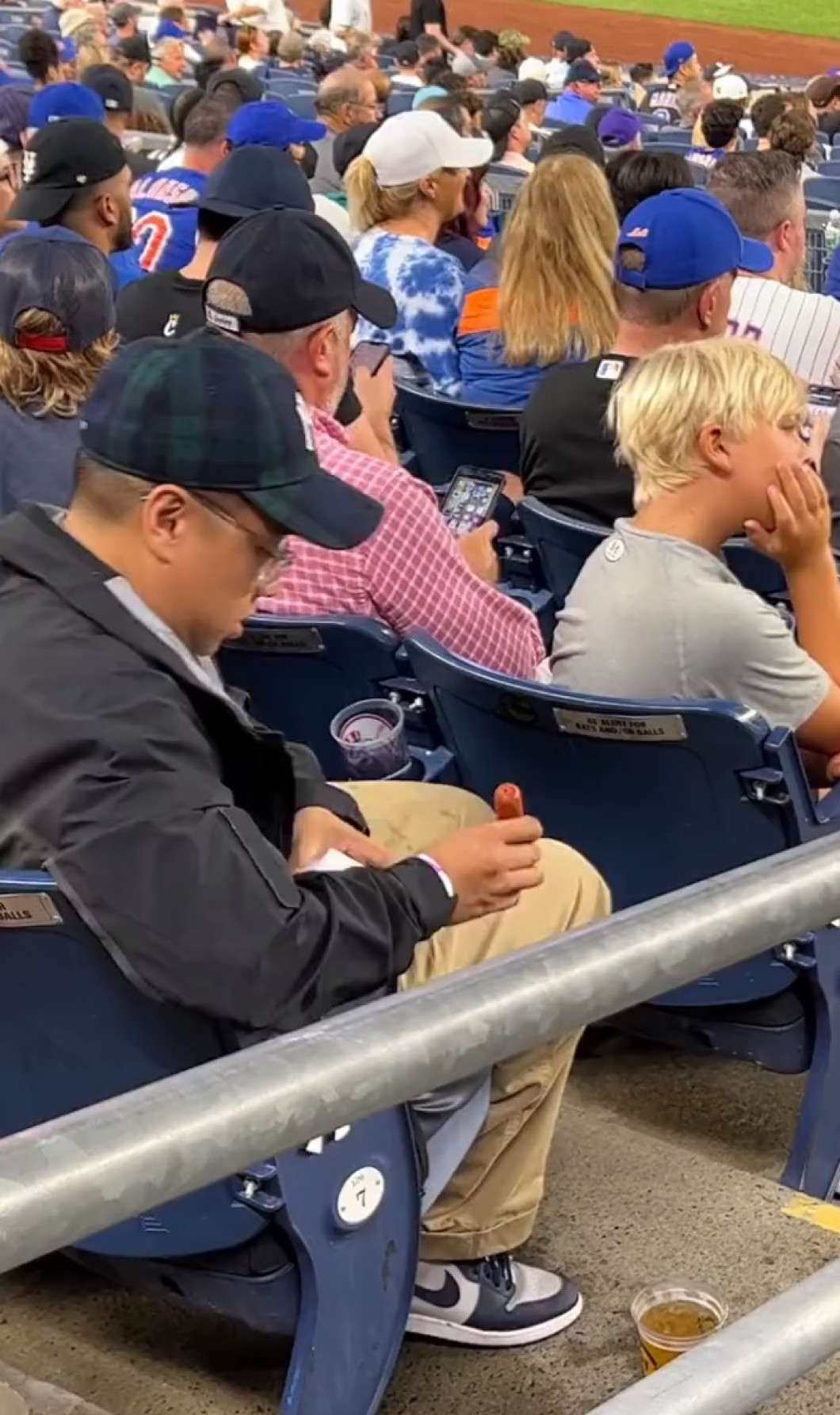 Un fan a devenit celebru pentru că bea berea...prin hot-dog. Imagini ...