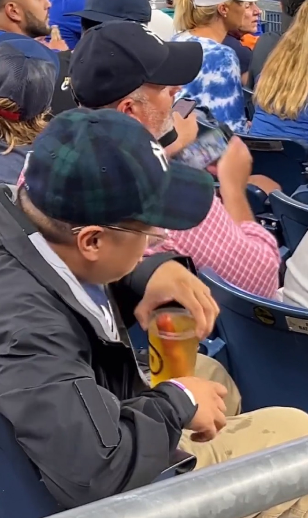 Un fan a devenit celebru pentru că bea berea...prin hot-dog. Imagini ...