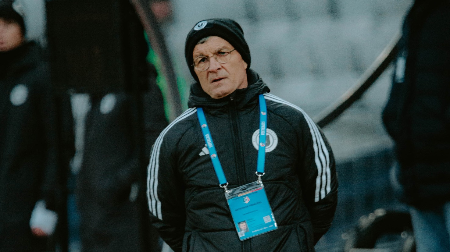 Ioan Ovidiu Sabău face reverențe în fața lui Dan Nistor și Alex Chipciu ...