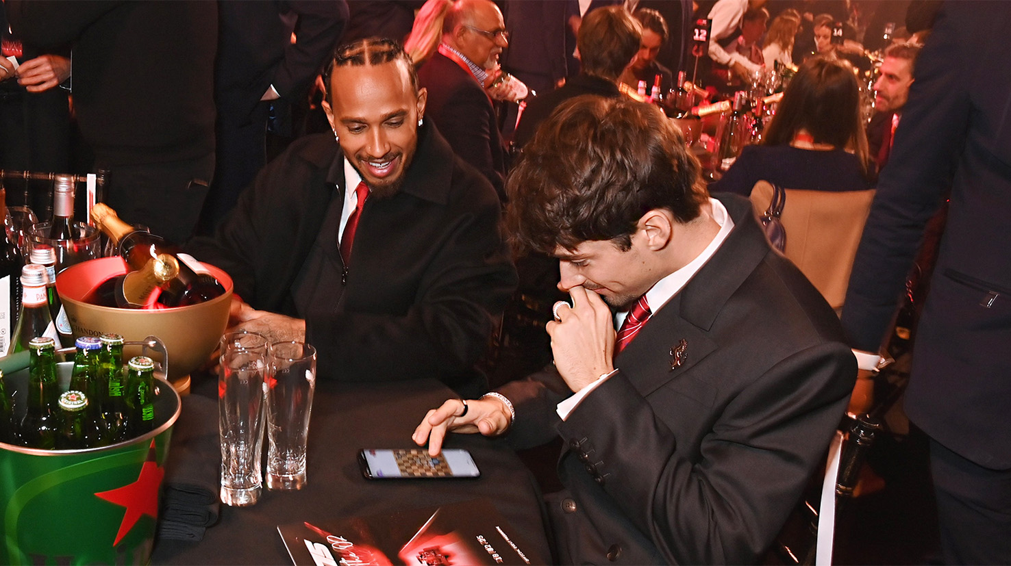 Ce făceau Charles Leclerc şi Lewis Hamilton în timpul ceremoniei de ...