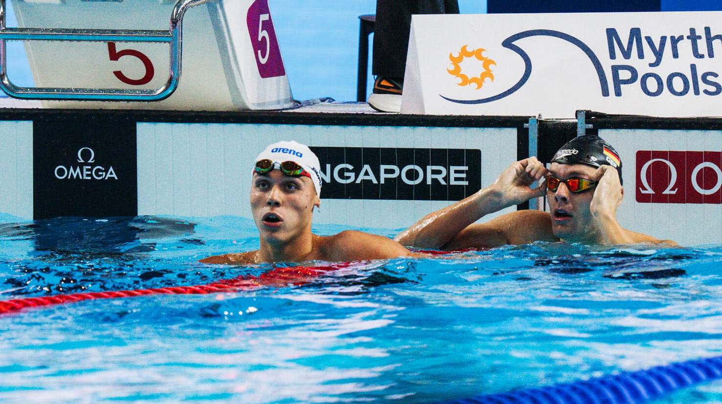 Trofeu special pentru David Popovici din partea naționalei de fotbal a ...