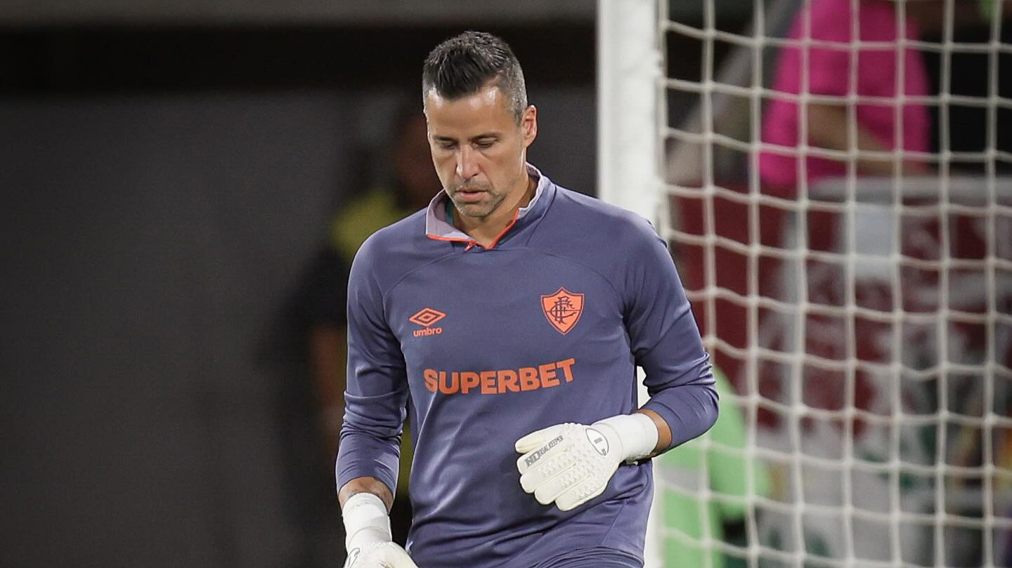 Portarul brazilian Fabio a devenit jucătorul cu cele mai multe meciuri ...