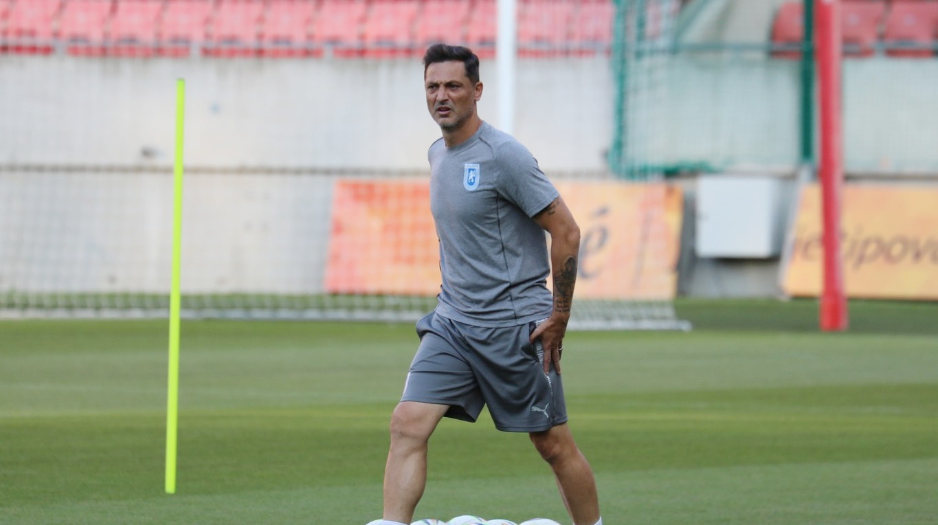 Mirel Rădoi, în pericol la finalul meciului! Momente de panică și intervenție rapidă ...